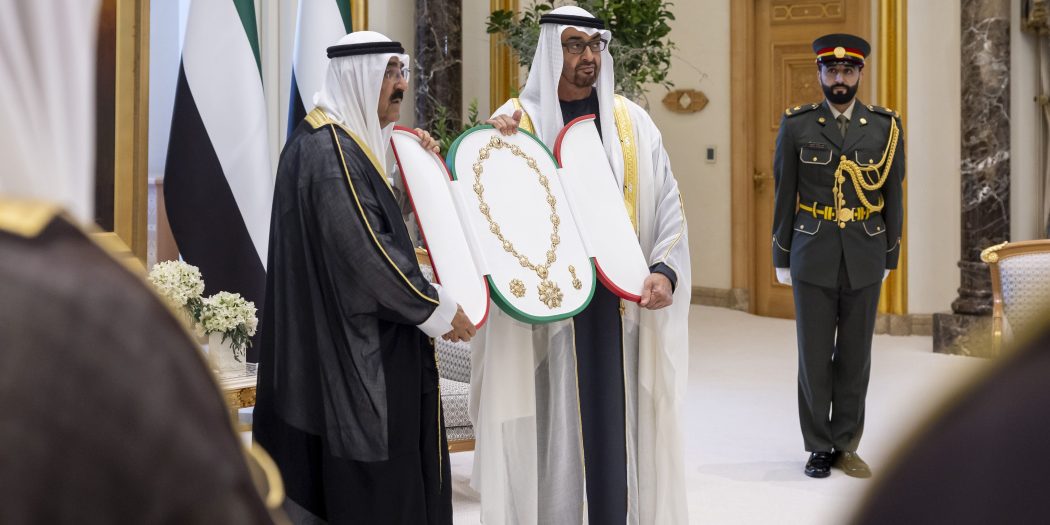 UAE President bestows Order of Zayed upon Emir of Kuwait and is awarded ...